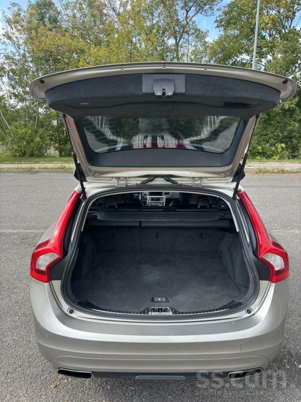 Grey Volvo V60 2014 in Riga, with an engine capacity of 2.00 L and mileage of 278 thousand km for 6900 €, photo 9 on AUTOMOTO.COM.LV