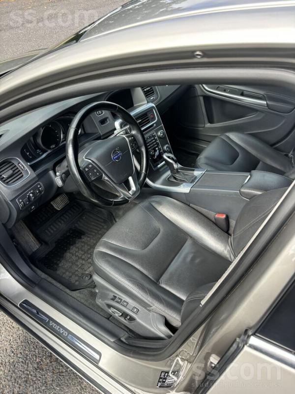 Grey Volvo V60 2014 in Riga, with an engine capacity of 2.00 L and mileage of 278 thousand km for 6900 €, photo 10 on AUTOMOTO.COM.LV
