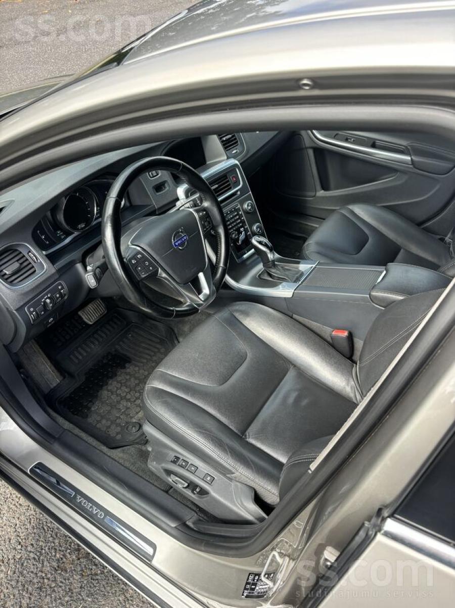 Grey Volvo V60 2014 in Riga, with an engine capacity of 2.00 L and mileage of 278 thousand km for 6900 €, photo 10 on AUTOMOTO.COM.LV