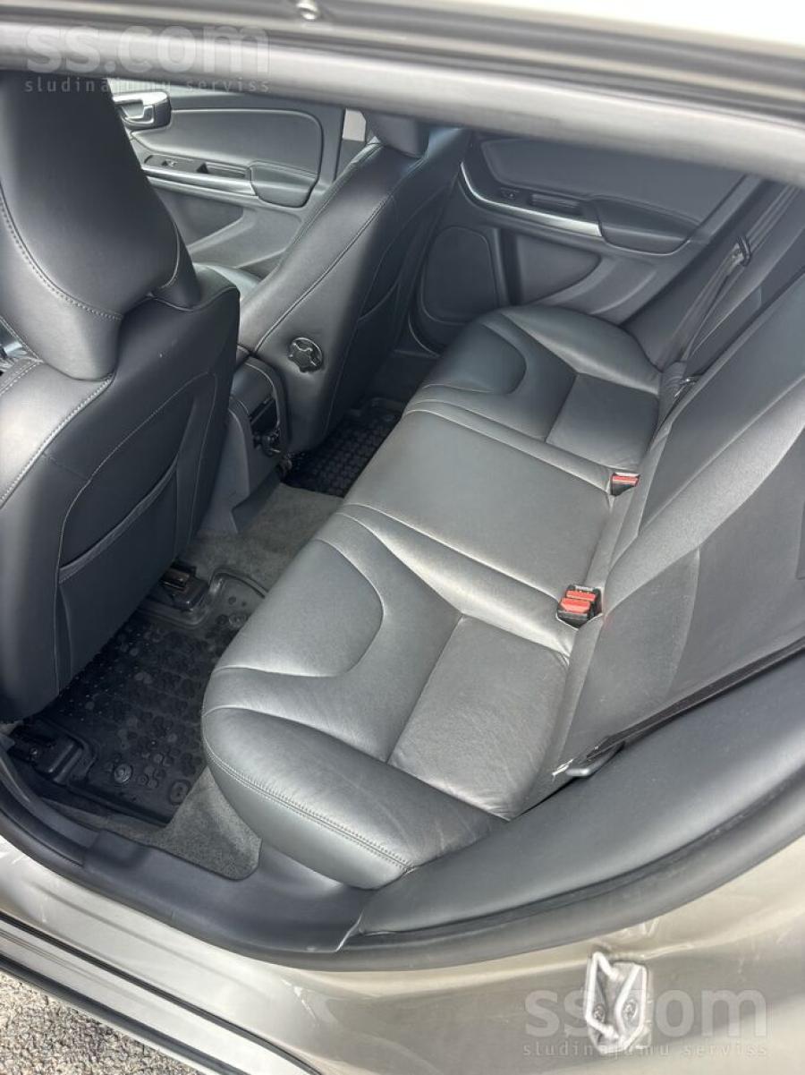 Grey Volvo V60 2014 in Riga, with an engine capacity of 2.00 L and mileage of 278 thousand km for 6900 €, photo 11 on AUTOMOTO.COM.LV