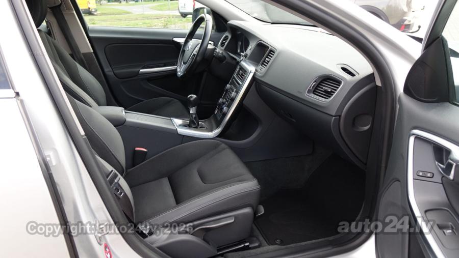 Pelēks Volvo V60 2014 Tartu, ar dzinēja tilpumu 2.00 L un nobraukumu 229 tūkst. km par 8850 €, foto 12 vietnē AUTOMOTO.COM.LV