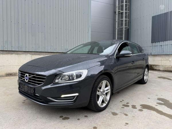 Pelēks Volvo V60 2014 Alīta, ar dzinēja tilpumu 2.40 L un nobraukumu 290 tūkst. km par 4450 €, foto 1 vietnē AUTOMOTO.COM.LV