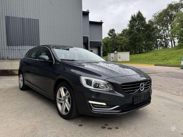 Pelēks Volvo V60 2014 Alīta, ar dzinēja tilpumu 2.40 L un nobraukumu 290 tūkst. km par 4450 €, foto 3 vietnē AUTOMOTO.COM.LV
