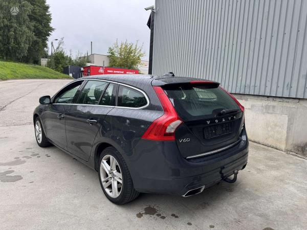 Pelēks Volvo V60 2014 Alīta, ar dzinēja tilpumu 2.40 L un nobraukumu 290 tūkst. km par 4450 €, foto 4 vietnē AUTOMOTO.COM.LV