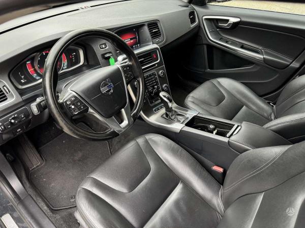 Pelēks Volvo V60 2014 Alīta, ar dzinēja tilpumu 2.40 L un nobraukumu 290 tūkst. km par 4450 €, foto 8 vietnē AUTOMOTO.COM.LV