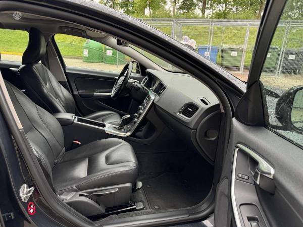 Pelēks Volvo V60 2014 Alīta, ar dzinēja tilpumu 2.40 L un nobraukumu 290 tūkst. km par 4450 €, foto 10 vietnē AUTOMOTO.COM.LV