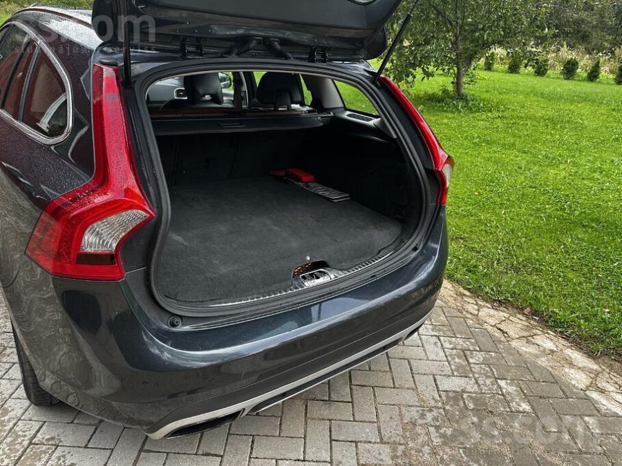 Grey Volvo V60 2014 in Riga, with an engine capacity of 2.40 L and mileage of 330 thousand km for 4200 €, photo 5 on AUTOMOTO.COM.LV