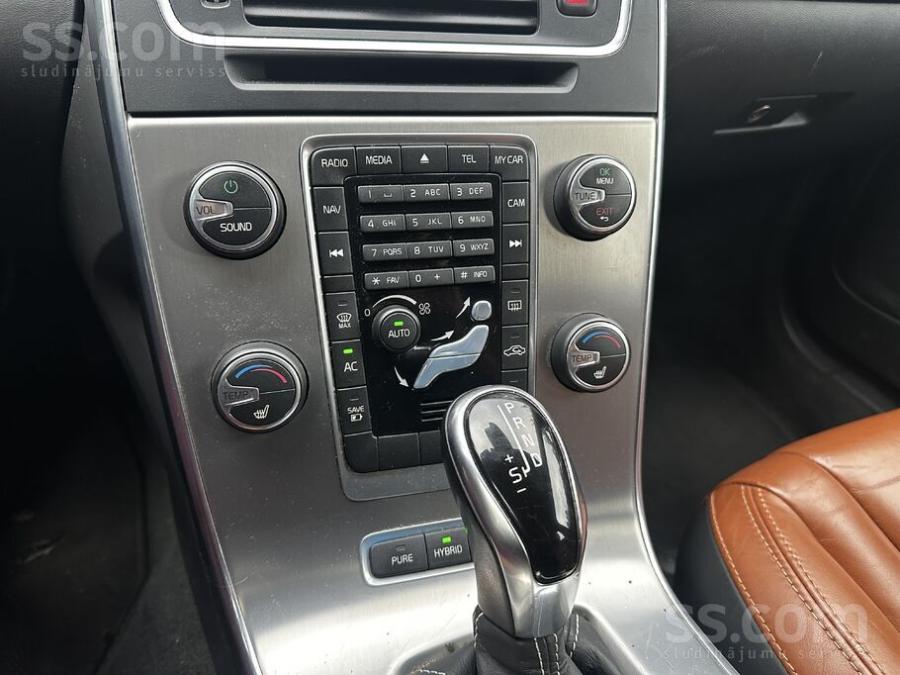 Grey Volvo V60 2014 in Riga, with an engine capacity of 2.40 L and mileage of 330 thousand km for 4200 €, photo 16 on AUTOMOTO.COM.LV