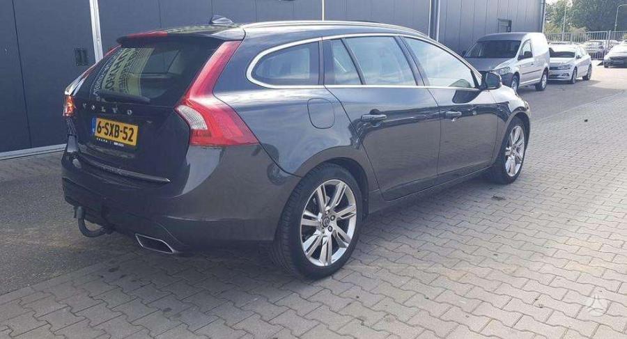 Pelēks Volvo V60 2014 Prienai, ar dzinēja tilpumu 2.40 L un nobraukumu 152 tūkst. km par 8450 €, foto 7 vietnē AUTOMOTO.COM.LV