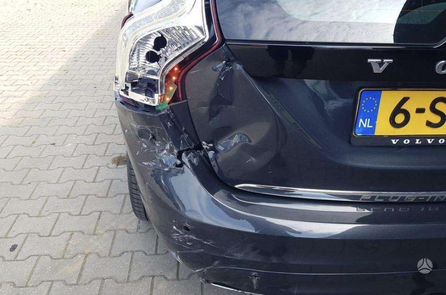 Pelēks Volvo V60 2014 Prienai, ar dzinēja tilpumu 2.40 L un nobraukumu 152 tūkst. km par 8450 €, foto 10 vietnē AUTOMOTO.COM.LV