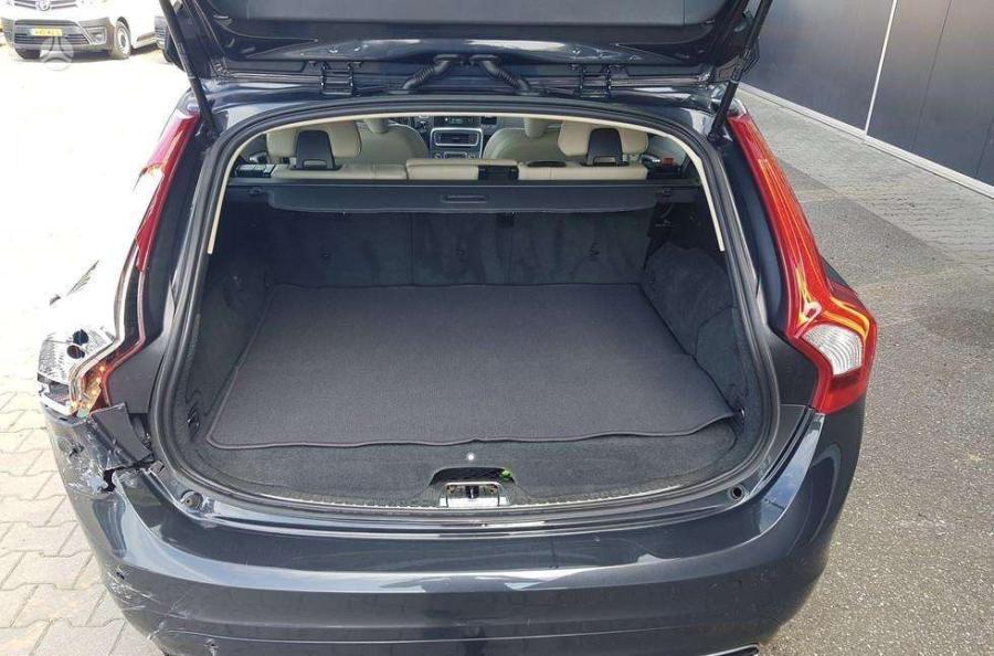 Pelēks Volvo V60 2014 Prienai, ar dzinēja tilpumu 2.40 L un nobraukumu 152 tūkst. km par 8450 €, foto 11 vietnē AUTOMOTO.COM.LV