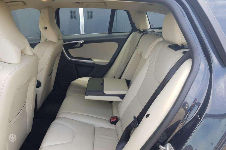 Pelēks Volvo V60 2014 Prienai, ar dzinēja tilpumu 2.40 L un nobraukumu 152 tūkst. km par 8450 €, foto 14 vietnē AUTOMOTO.COM.LV