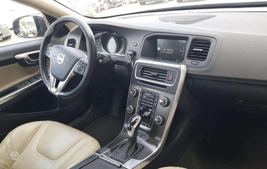 Pelēks Volvo V60 2014 Prienai, ar dzinēja tilpumu 2.40 L un nobraukumu 152 tūkst. km par 8450 €, foto 15 vietnē AUTOMOTO.COM.LV