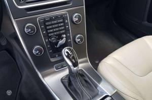 Pelēks Volvo V60 2014 Prienai, ar dzinēja tilpumu 2.40 L un nobraukumu 152 tūkst. km par 8450 €, foto 17 vietnē AUTOMOTO.COM.LV