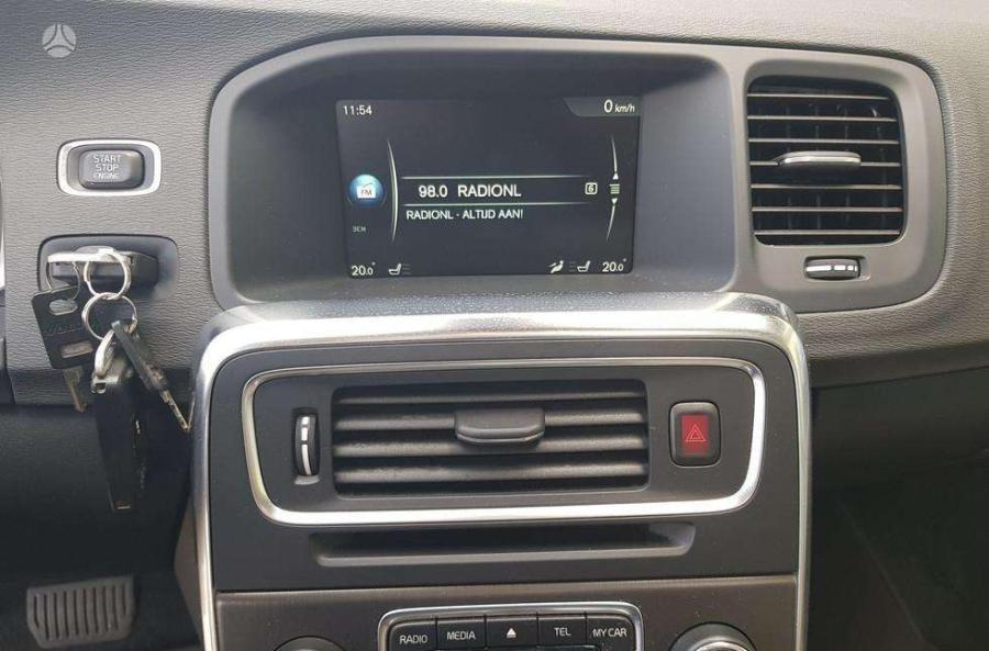 Pelēks Volvo V60 2014 Prienai, ar dzinēja tilpumu 2.40 L un nobraukumu 152 tūkst. km par 8450 €, foto 18 vietnē AUTOMOTO.COM.LV
