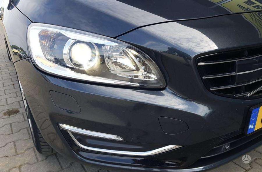 Pelēks Volvo V60 2014 Prienai, ar dzinēja tilpumu 2.40 L un nobraukumu 152 tūkst. km par 8450 €, foto 32 vietnē AUTOMOTO.COM.LV