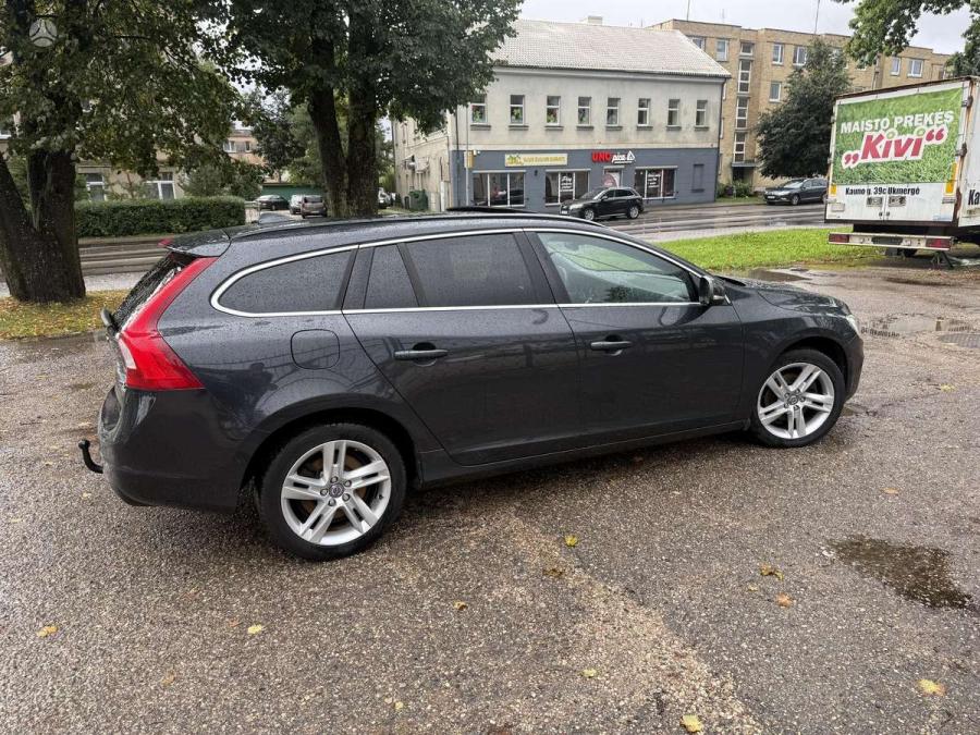 Grey Volvo V60 2014 in Ukmerge, with an engine capacity of 2.00 L and mileage of 300 thousand km for 5850 €, photo 7 on AUTOMOTO.COM.LV