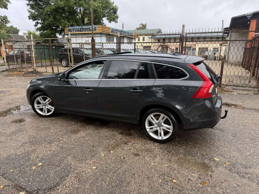 Grey Volvo V60 2014 in Ukmerge, with an engine capacity of 2.00 L and mileage of 300 thousand km for 5850 €, photo 9 on AUTOMOTO.COM.LV