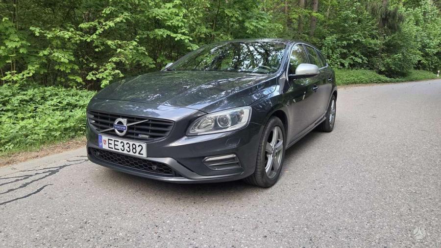 Pelēks Volvo V60 2014 Kauņa, ar dzinēja tilpumu 2.40 L un nobraukumu 282 tūkst. km par 6400 €, foto 1 vietnē AUTOMOTO.COM.LV