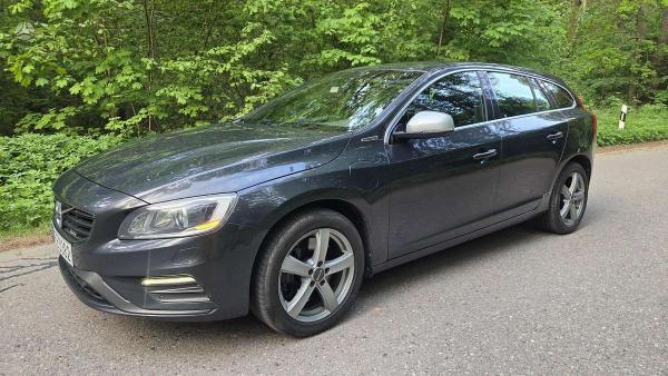 Pelēks Volvo V60 2014 Kauņa, ar dzinēja tilpumu 2.40 L un nobraukumu 282 tūkst. km par 6400 €, foto 4 vietnē AUTOMOTO.COM.LV