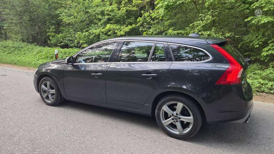 Pelēks Volvo V60 2014 Kauņa, ar dzinēja tilpumu 2.40 L un nobraukumu 282 tūkst. km par 6400 €, foto 5 vietnē AUTOMOTO.COM.LV