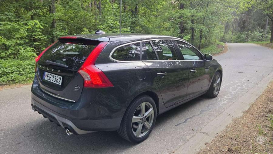 Pelēks Volvo V60 2014 Kauņa, ar dzinēja tilpumu 2.40 L un nobraukumu 282 tūkst. km par 6400 €, foto 9 vietnē AUTOMOTO.COM.LV
