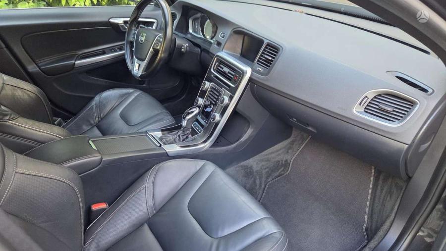 Pelēks Volvo V60 2014 Kauņa, ar dzinēja tilpumu 2.40 L un nobraukumu 282 tūkst. km par 6400 €, foto 15 vietnē AUTOMOTO.COM.LV