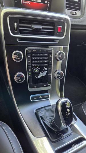 Pelēks Volvo V60 2014 Kauņa, ar dzinēja tilpumu 2.40 L un nobraukumu 282 tūkst. km par 6400 €, foto 20 vietnē AUTOMOTO.COM.LV