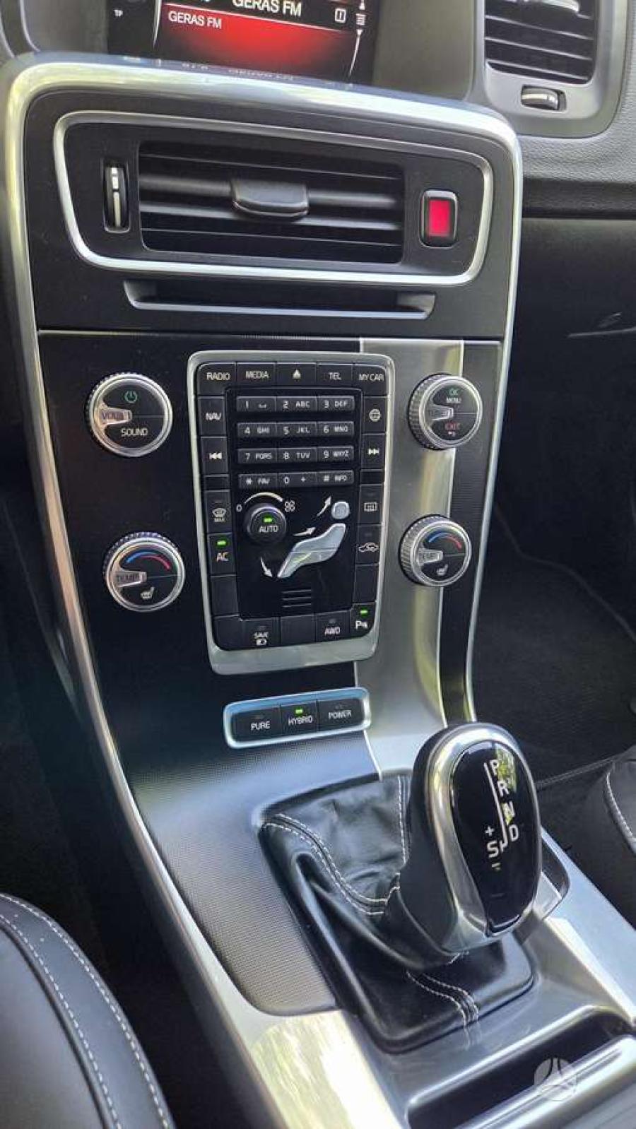 Pelēks Volvo V60 2014 Kauņa, ar dzinēja tilpumu 2.40 L un nobraukumu 282 tūkst. km par 6400 €, foto 20 vietnē AUTOMOTO.COM.LV