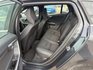 Pelēks Volvo V60 2014 Šauļi, ar dzinēja tilpumu 1.97 L un nobraukumu 347 tūkst. km par 6200 €, foto 12 vietnē AUTOMOTO.COM.LV