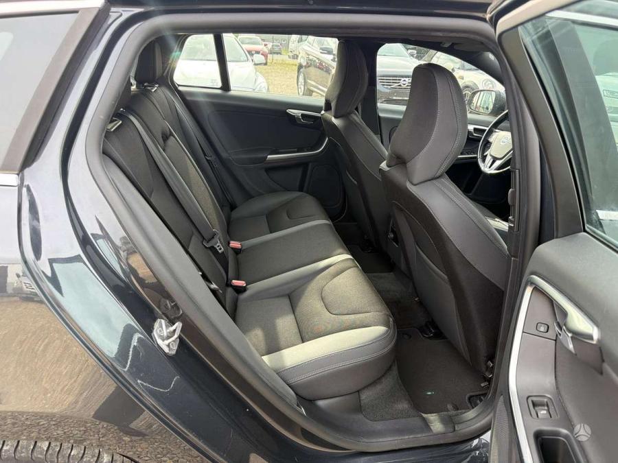 Pelēks Volvo V60 2014 Šauļi, ar dzinēja tilpumu 1.97 L un nobraukumu 347 tūkst. km par 6200 €, foto 13 vietnē AUTOMOTO.COM.LV