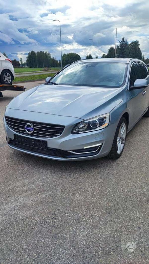 Pelēks Volvo V60 2014 Marijampole, ar dzinēja tilpumu 2.40 L un nobraukumu 286 tūkst. km par 8200 €, foto 1 vietnē AUTOMOTO.COM.LV