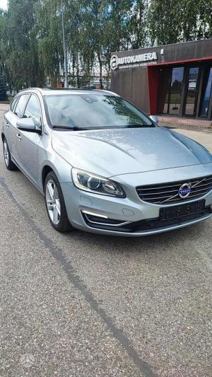 Pelēks Volvo V60 2014 Marijampole, ar dzinēja tilpumu 2.40 L un nobraukumu 286 tūkst. km par 8200 €, foto 4 vietnē AUTOMOTO.COM.LV