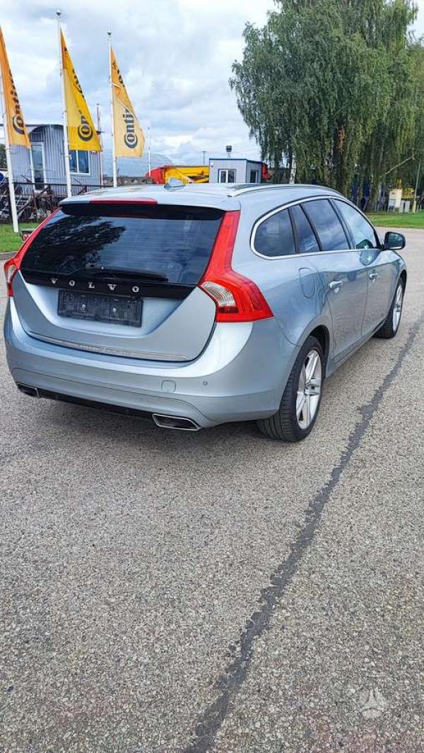Pelēks Volvo V60 2014 Marijampole, ar dzinēja tilpumu 2.40 L un nobraukumu 286 tūkst. km par 8200 €, foto 5 vietnē AUTOMOTO.COM.LV