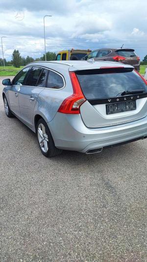 Pelēks Volvo V60 2014 Marijampole, ar dzinēja tilpumu 2.40 L un nobraukumu 286 tūkst. km par 8200 €, foto 6 vietnē AUTOMOTO.COM.LV