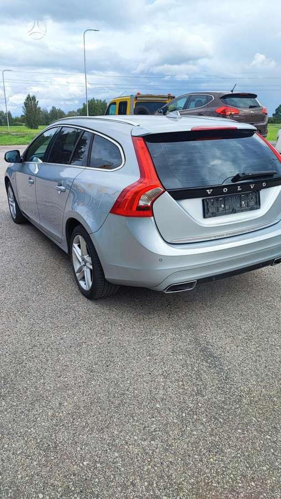 Pelēks Volvo V60 2014 Marijampole, ar dzinēja tilpumu 2.40 L un nobraukumu 286 tūkst. km par 8200 €, foto 6 vietnē AUTOMOTO.COM.LV