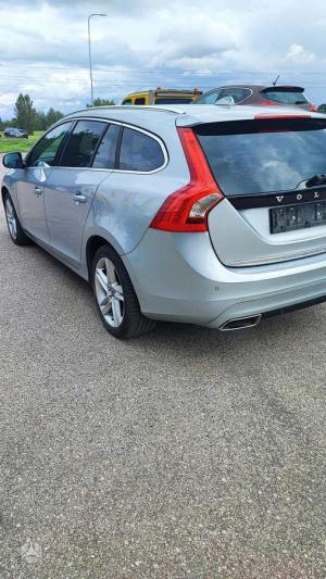 Pelēks Volvo V60 2014 Marijampole, ar dzinēja tilpumu 2.40 L un nobraukumu 286 tūkst. km par 8200 €, foto 7 vietnē AUTOMOTO.COM.LV