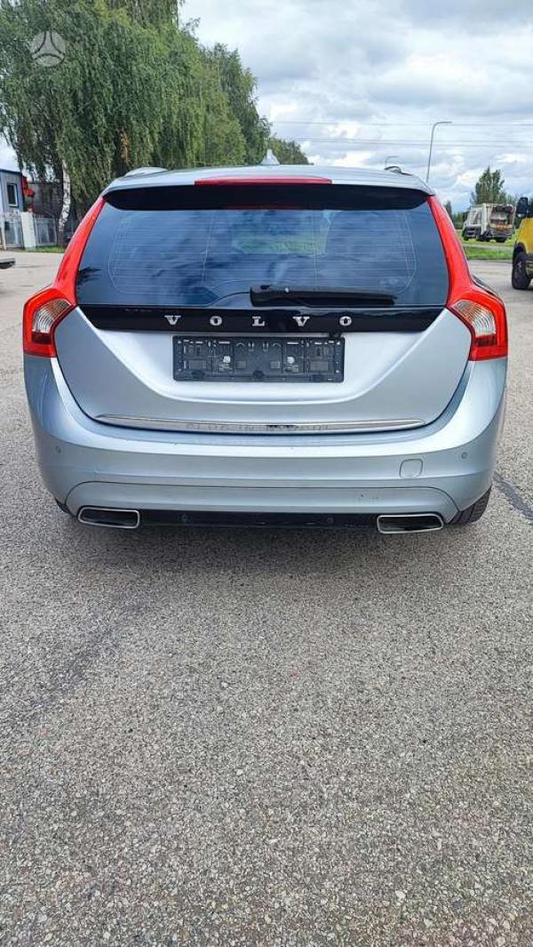 Pelēks Volvo V60 2014 Marijampole, ar dzinēja tilpumu 2.40 L un nobraukumu 286 tūkst. km par 8200 €, foto 8 vietnē AUTOMOTO.COM.LV