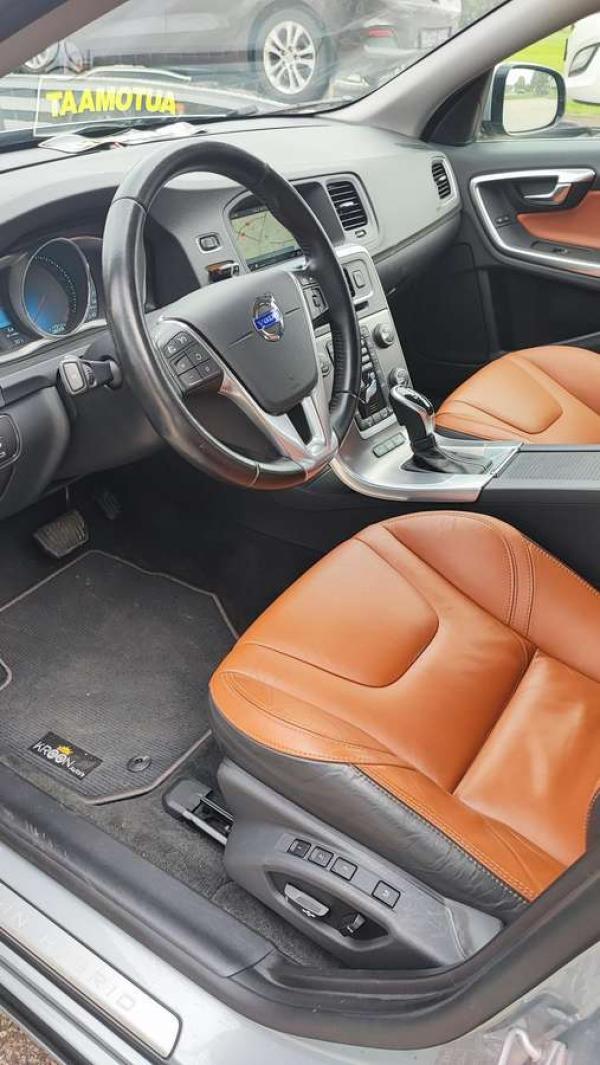 Pelēks Volvo V60 2014 Marijampole, ar dzinēja tilpumu 2.40 L un nobraukumu 286 tūkst. km par 8200 €, foto 9 vietnē AUTOMOTO.COM.LV