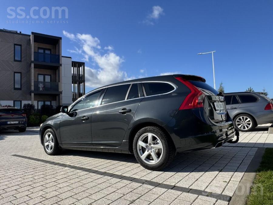 Pelēks Volvo V60 2014 Rīga, ar dzinēja tilpumu 2.00 L un nobraukumu 345 tūkst. km par 7000 €, foto 6 vietnē AUTOMOTO.COM.LV