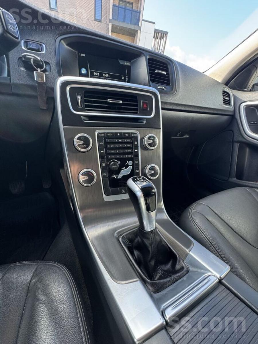 Pelēks Volvo V60 2014 Rīga, ar dzinēja tilpumu 2.00 L un nobraukumu 345 tūkst. km par 7000 €, foto 11 vietnē AUTOMOTO.COM.LV