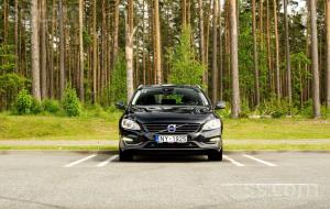 Grey Volvo V60 2015 in Riga, with an engine capacity of 2.40 L and mileage of 162 thousand km for 9990 €, photo 3 on AUTOMOTO.COM.LV