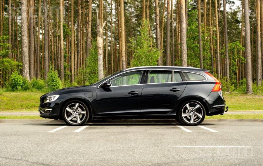 Grey Volvo V60 2015 in Riga, with an engine capacity of 2.40 L and mileage of 162 thousand km for 9990 €, photo 4 on AUTOMOTO.COM.LV