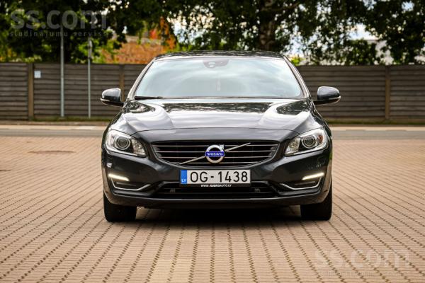 Pelēks Volvo V60 2015 Jelgava, ar dzinēja tilpumu 2.40 L un nobraukumu 0 tūkst. km par 9350 €, foto 2 vietnē AUTOMOTO.COM.LV