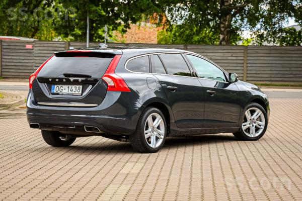 Pelēks Volvo V60 2015 Jelgava, ar dzinēja tilpumu 2.40 L un nobraukumu 0 tūkst. km par 9350 €, foto 5 vietnē AUTOMOTO.COM.LV
