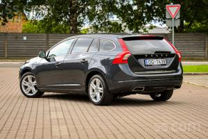 Grey Volvo V60 2015 in Jelgava, with an engine capacity of 2.40 L and mileage of 0 thousand km for 9350 €, photo 7 on AUTOMOTO.COM.LV