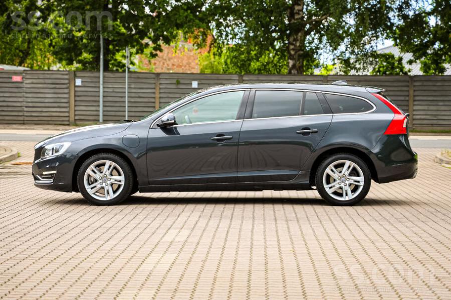 Grey Volvo V60 2015 in Jelgava, with an engine capacity of 2.40 L and mileage of 0 thousand km for 9350 €, photo 8 on AUTOMOTO.COM.LV