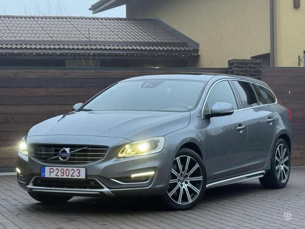 Pelēks Volvo V60 2015 Viļņa, ar dzinēja tilpumu 2.40 L un nobraukumu 271 tūkst. km par 7950 €, foto 1 vietnē AUTOMOTO.COM.LV