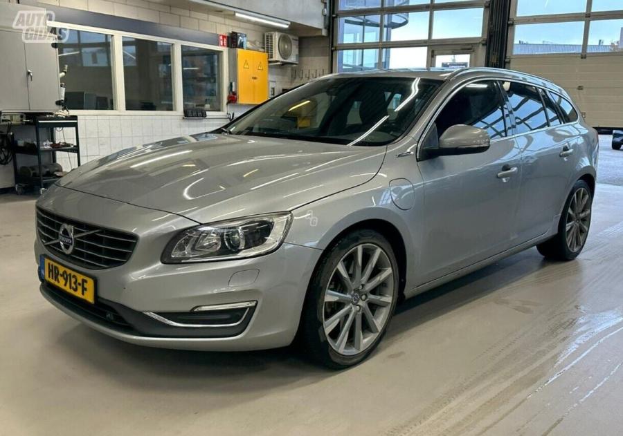 Pelēks Volvo V60 2015 Marijampole, ar dzinēja tilpumu 2.40 L un nobraukumu 218 tūkst. km par 9200 €, foto 1 vietnē AUTOMOTO.COM.LV