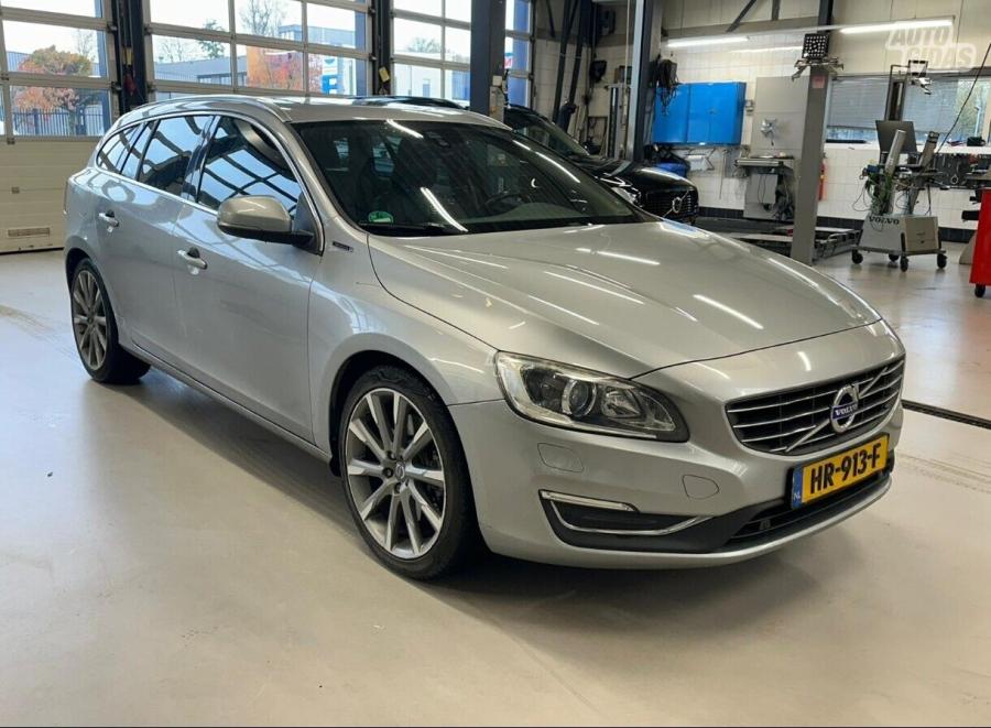 Pelēks Volvo V60 2015 Marijampole, ar dzinēja tilpumu 2.40 L un nobraukumu 218 tūkst. km par 9200 €, foto 2 vietnē AUTOMOTO.COM.LV